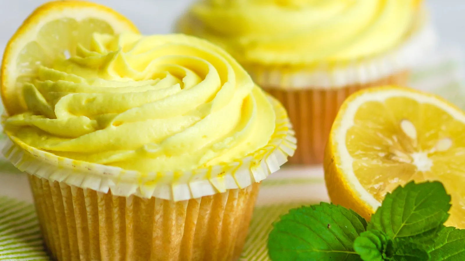 This 3 ingredient lemon frosting takes 5 minutes and tastes bakery ...