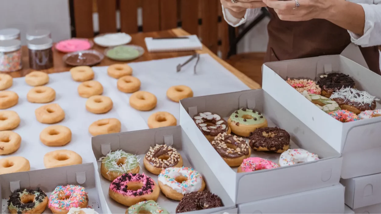 An 88 year old doughnut icon beat every chain according to professional ...